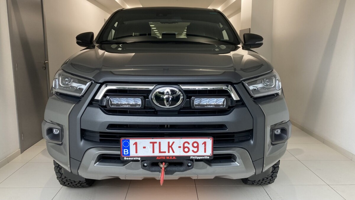 Découvrez la Toyota Hilux Invincible avec projecteur LED