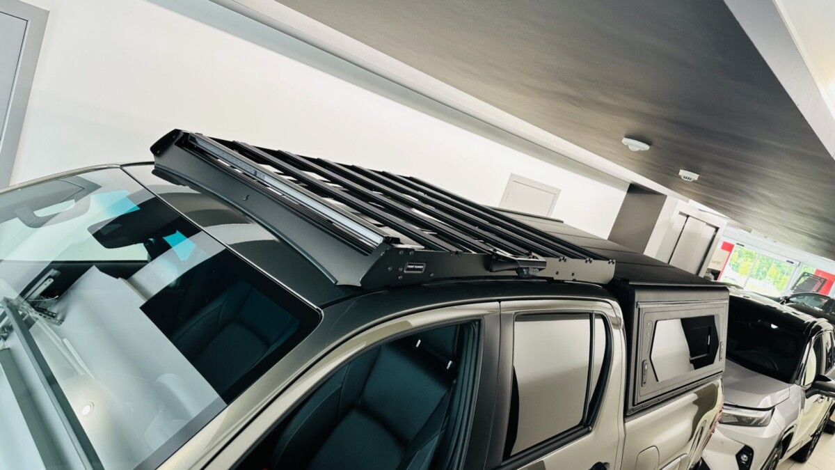 Découvrez la Toyota Hilux Invincible avec HARD TOP ALUCAB REVO CONTOUR ...