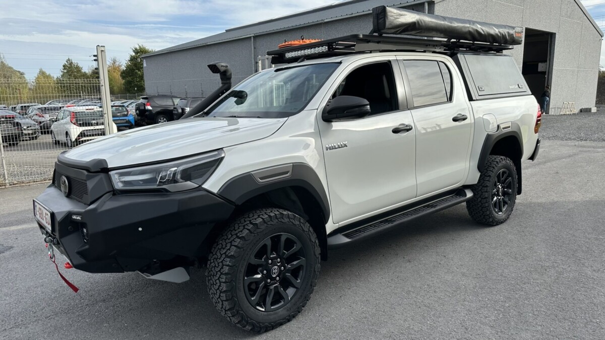 Découvrez la Toyota Hilux Invincible avec HARDTOP RSI SMART CAP ...